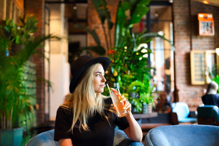 Een Meisje Dat Te Veel Denkt Moet Met Een Begripvolle Man Daten