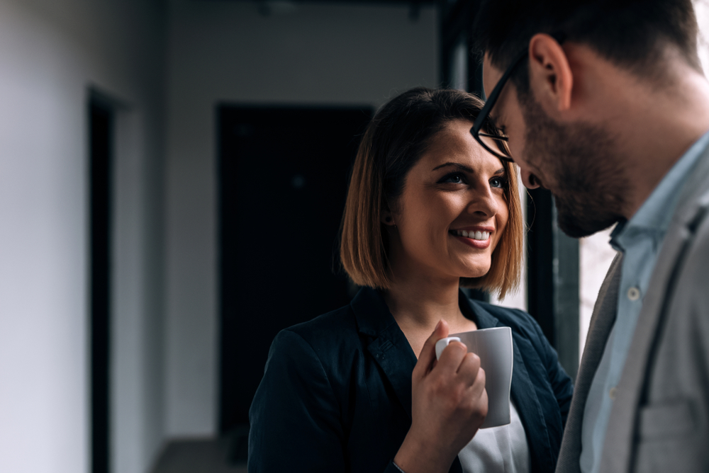 13 Tips Om Te Flirten Met Je Collega