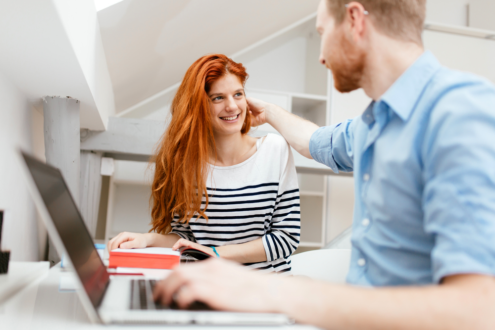 13 Tips Om Te Flirten Met Je Collega