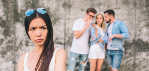 4 Redenen Waarom Mensen Achter Je Rug Over Je Praten